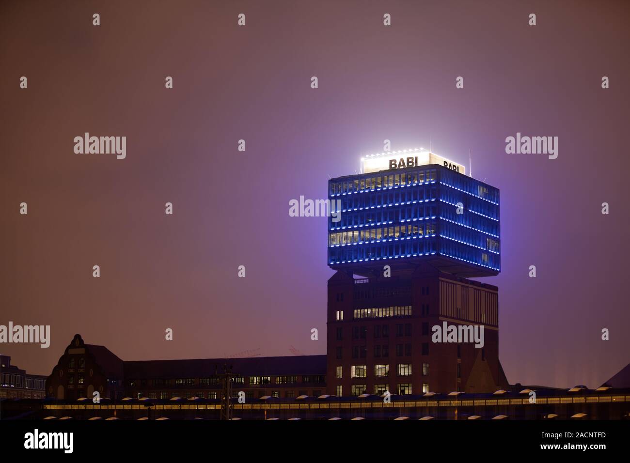 Dynamic office building hi-res stock photography and images - Alamy