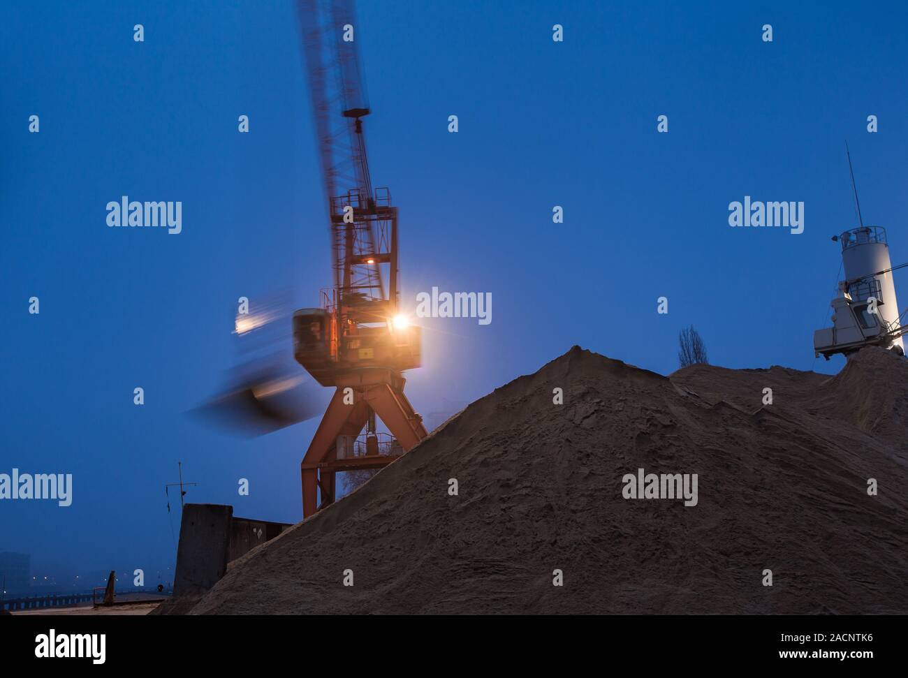 Crane movement hi-res stock photography and images - Alamy