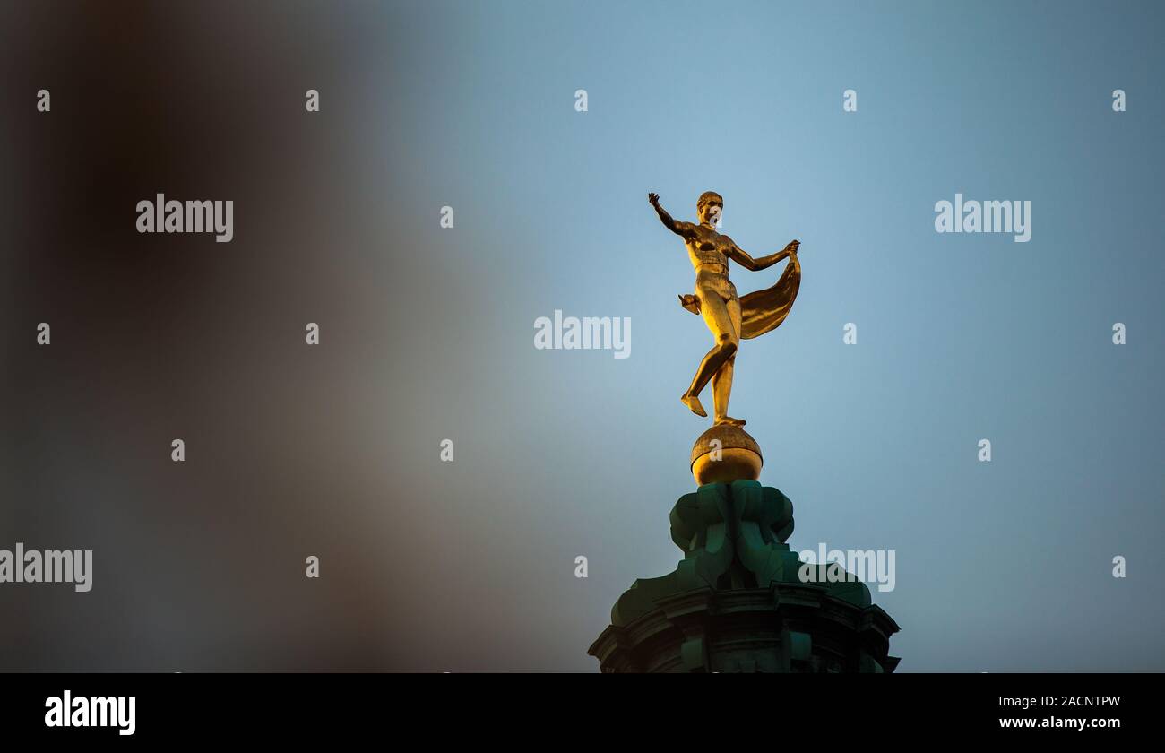 Gilded sculpture hi-res stock photography and images - Alamy