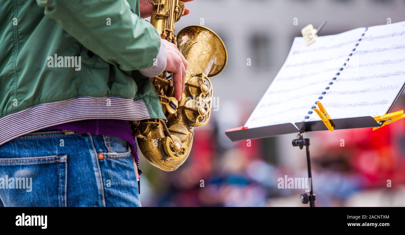 Saxophone musician outside hi-res stock photography and images - Alamy