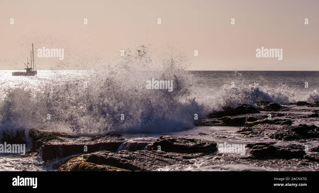 Back splash wave hi-res stock photography and images - Alamy