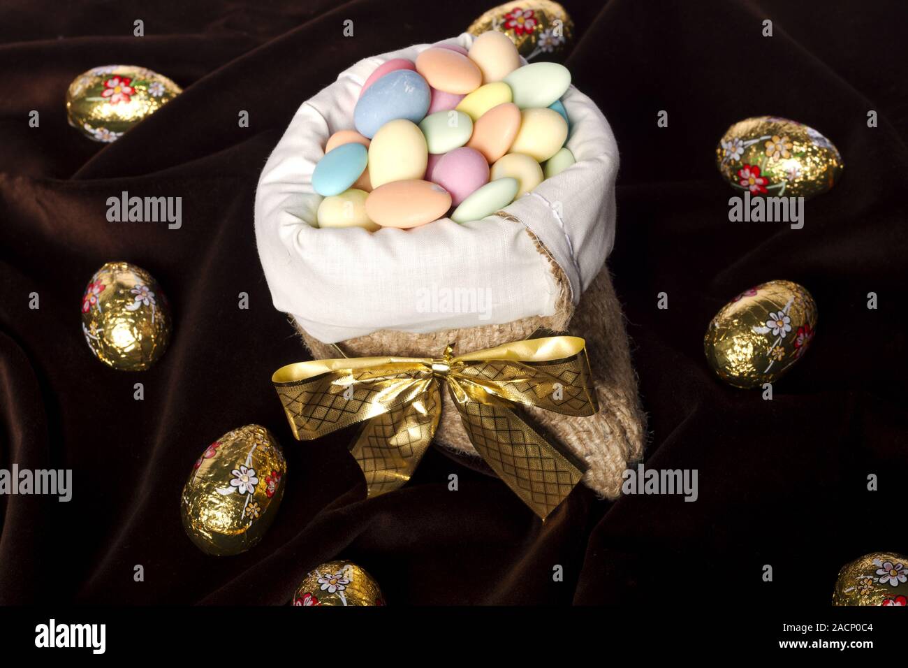 Sweet chocolate almonds eggs hi-res stock photography and images - Alamy