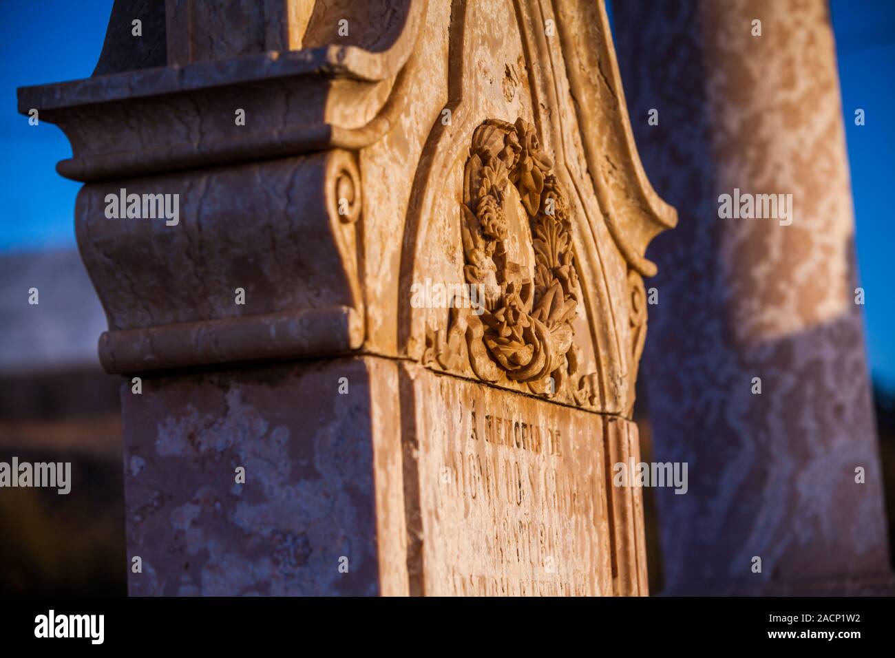 An ornate tombstone hi-res stock photography and images - Alamy