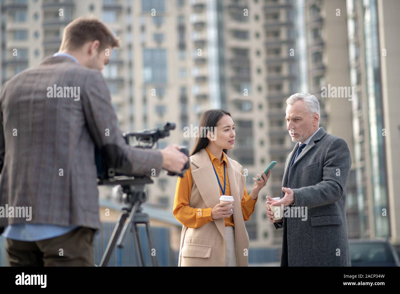 Female reporter in street interview hi-res stock photography and images ...