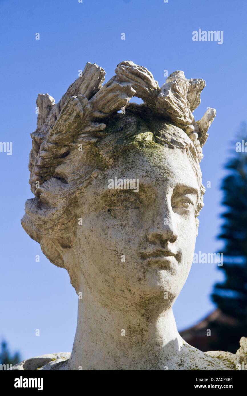 Classical roman architecture statue hi-res stock photography and images ...