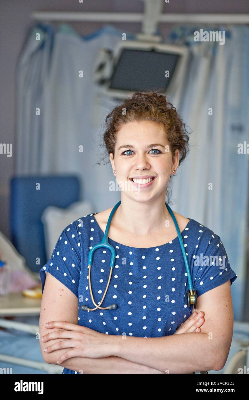 Junior doctor on a hospital ward Stock Photo - Alamy