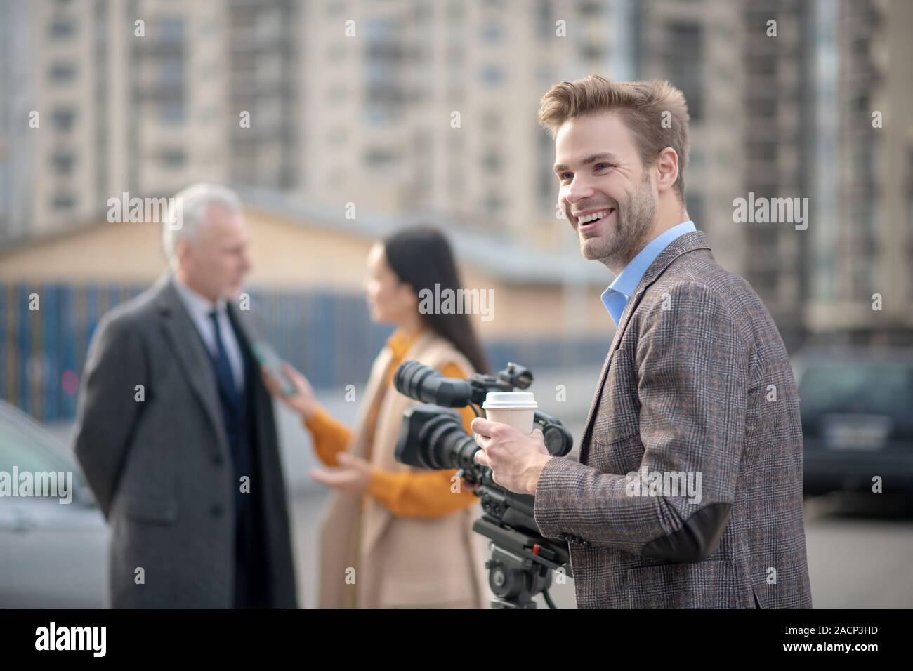 Reporter street interview hi-res stock photography and images - Alamy