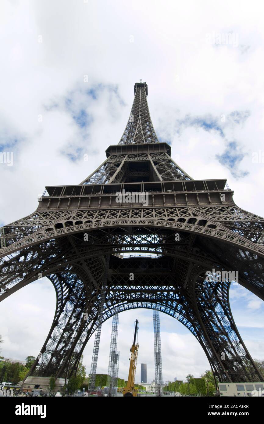 Iconic eiffel tower hi-res stock photography and images - Alamy