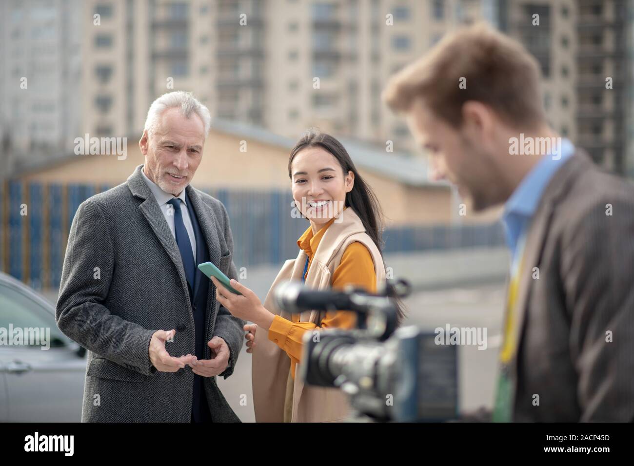 Female reporter in street interview hi-res stock photography and images ...
