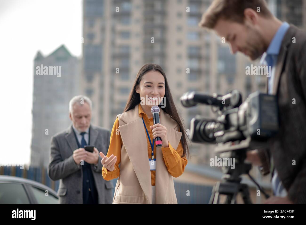 Female reporter outside hi-res stock photography and images - Alamy