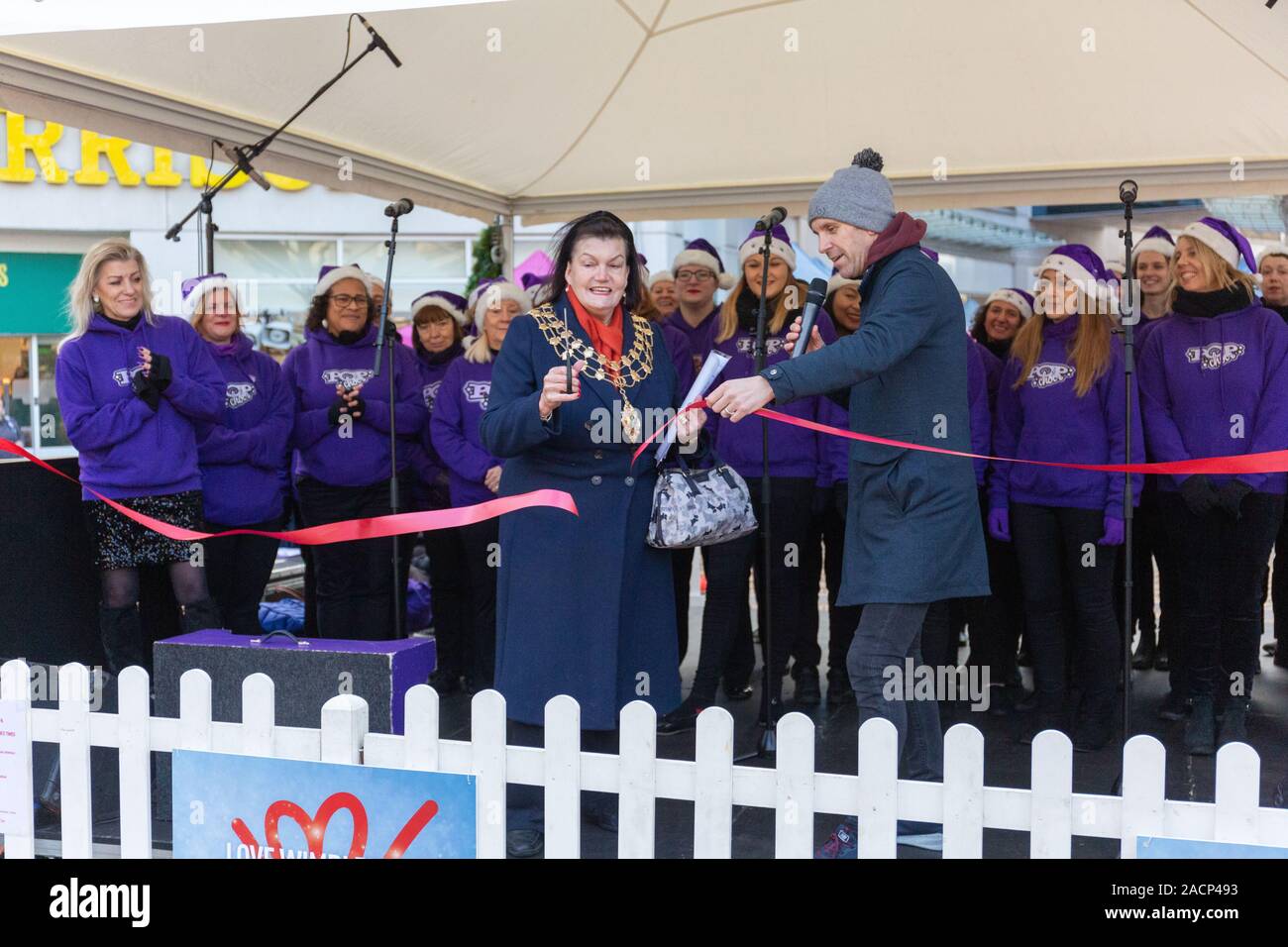 Christmas choir street hi-res stock photography and images - Alamy
