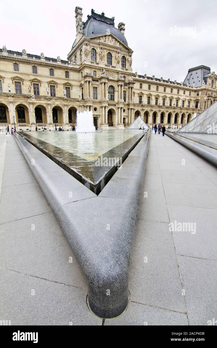 Louvre triangle hi-res stock photography and images - Alamy