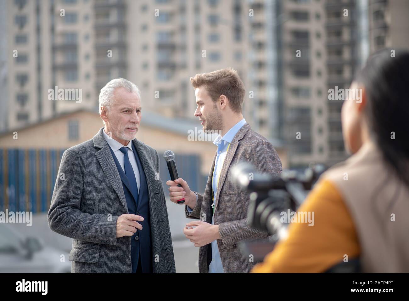 Reporters talking hi-res stock photography and images - Alamy