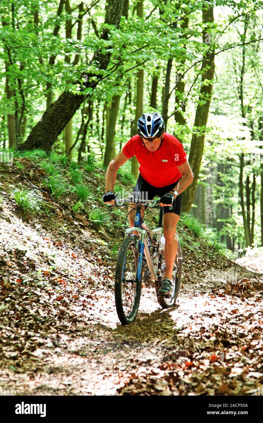 Senior mit Mountain Bike Fahrrad Stock Photo - Alamy