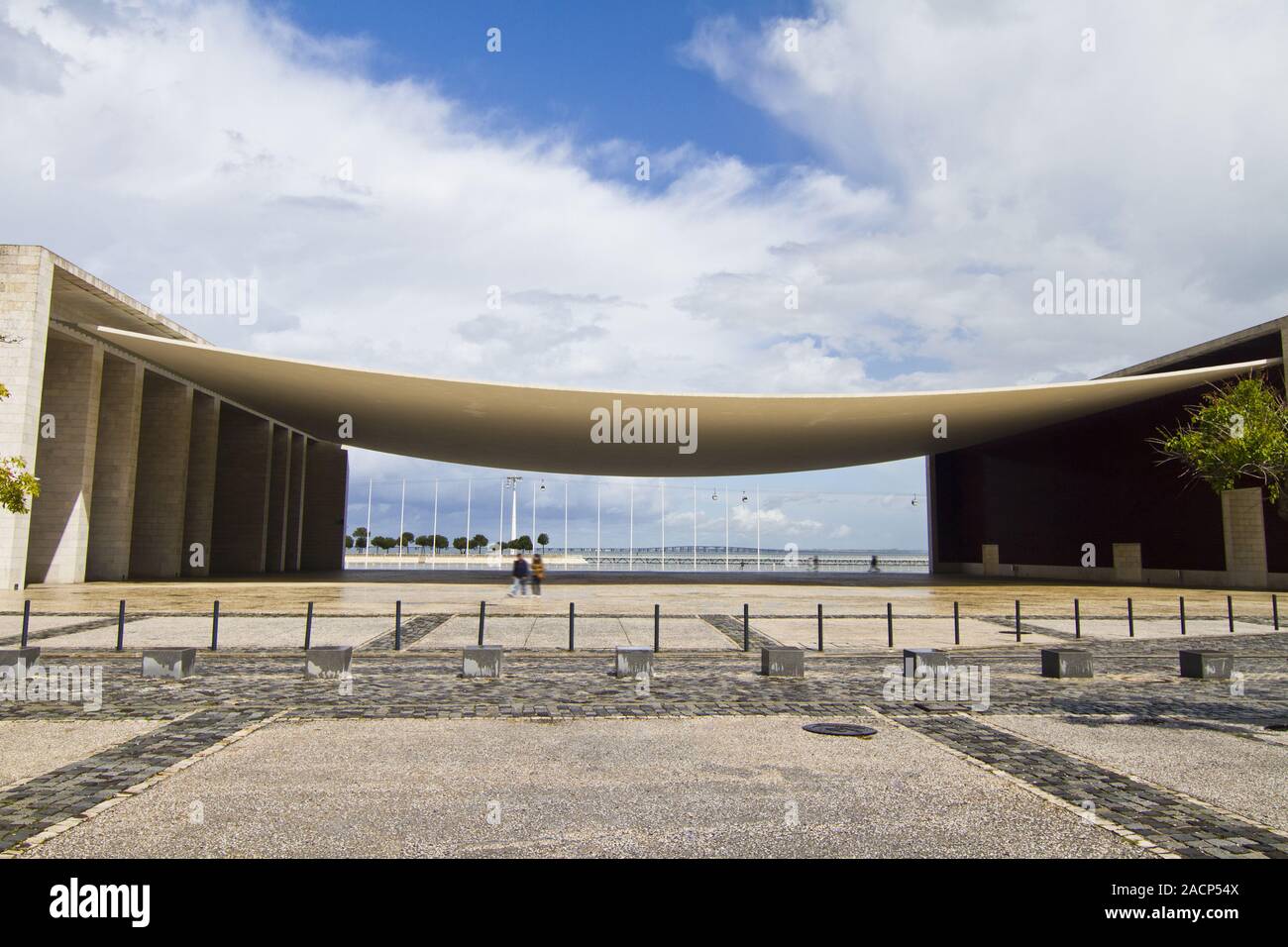 Monument curve hi-res stock photography and images - Alamy