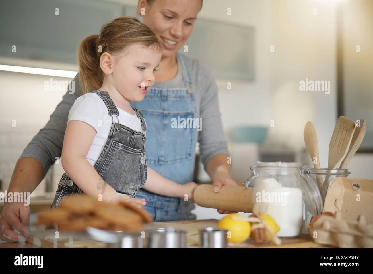 Mother and daughter baking at home Stock Photo - Alamy