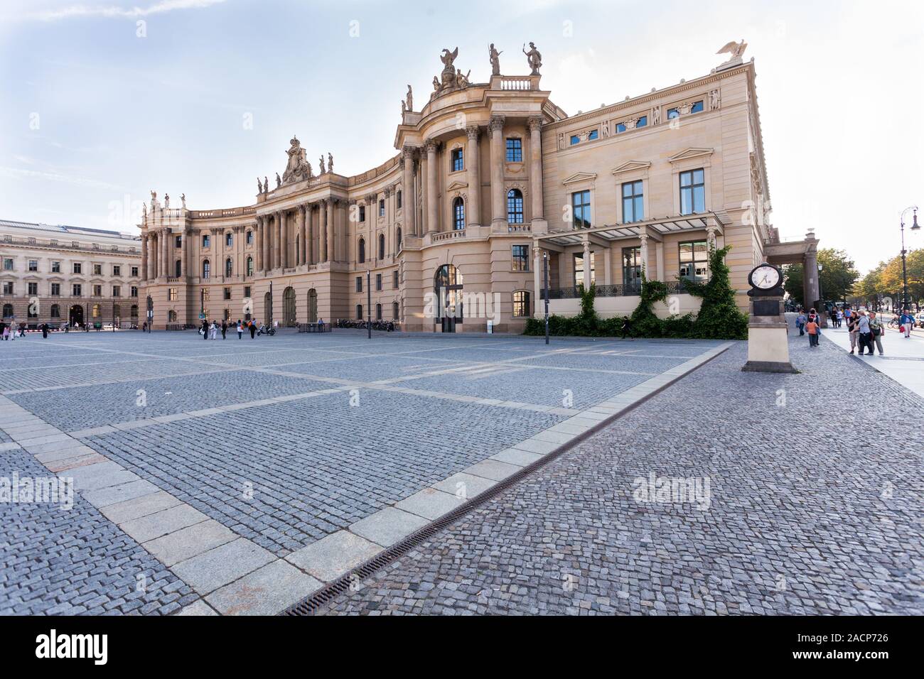 Large university building hi-res stock photography and images - Alamy