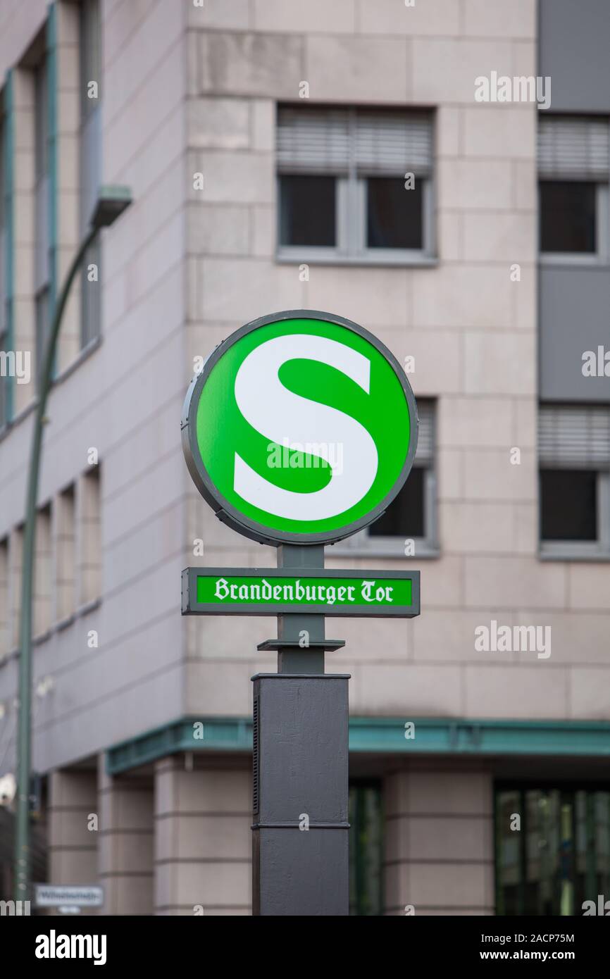 Green sign hi-res stock photography and images - Alamy
