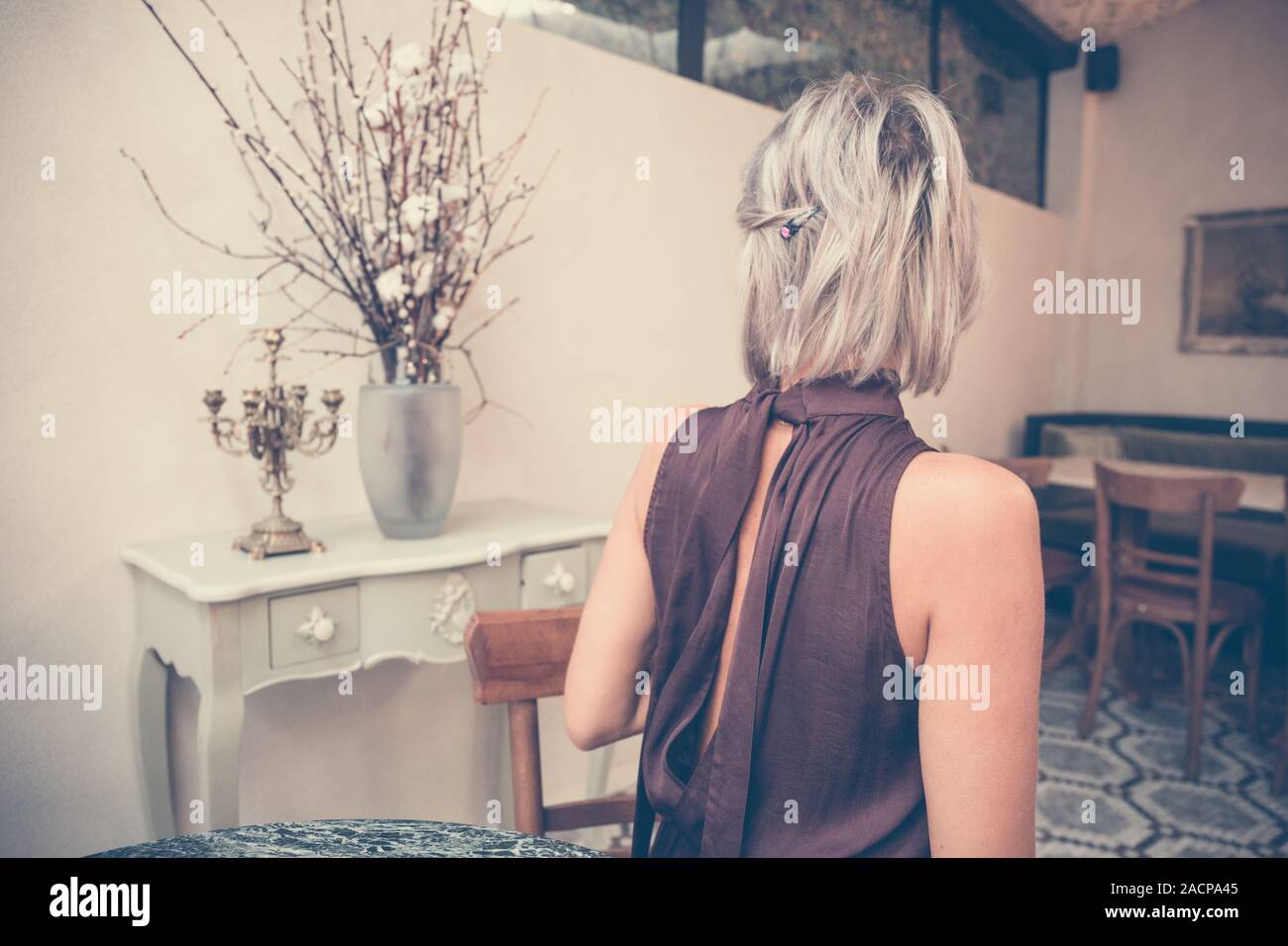 Woman sitting back view bar hi-res stock photography and images - Alamy