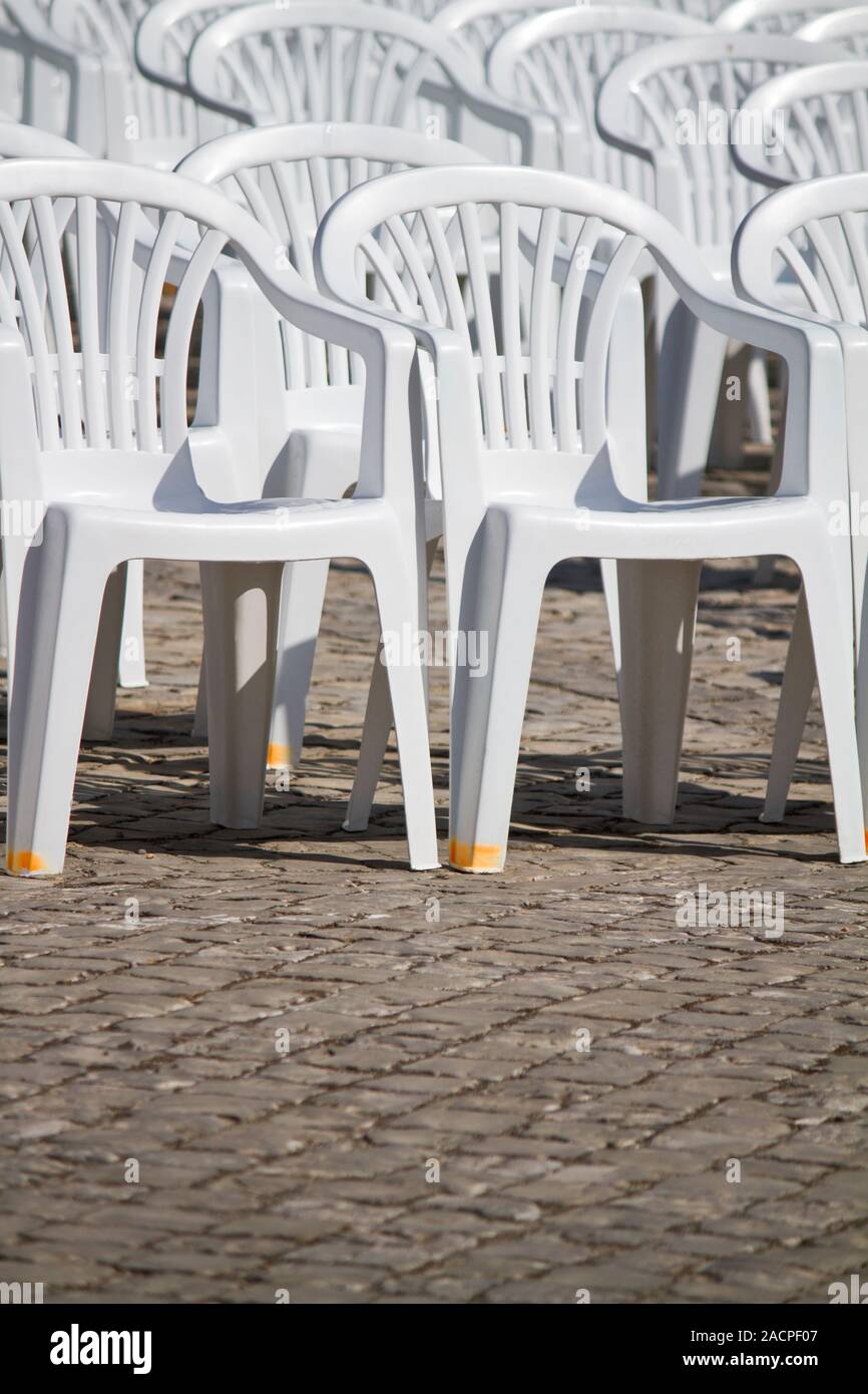 Plastic restaurant chairs hi-res stock photography and images - Alamy