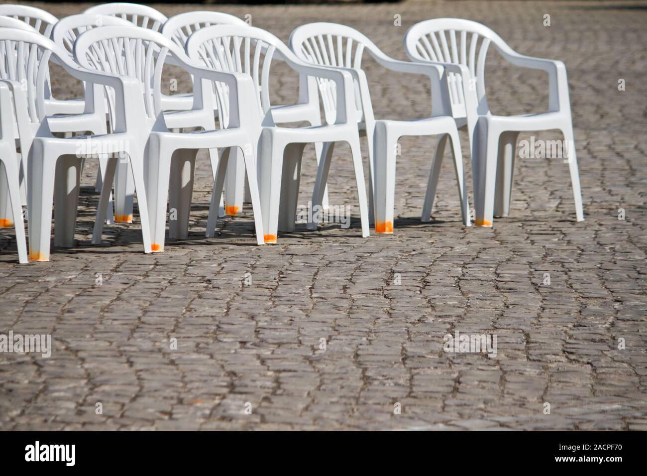Plastic restaurant chairs hi-res stock photography and images - Alamy