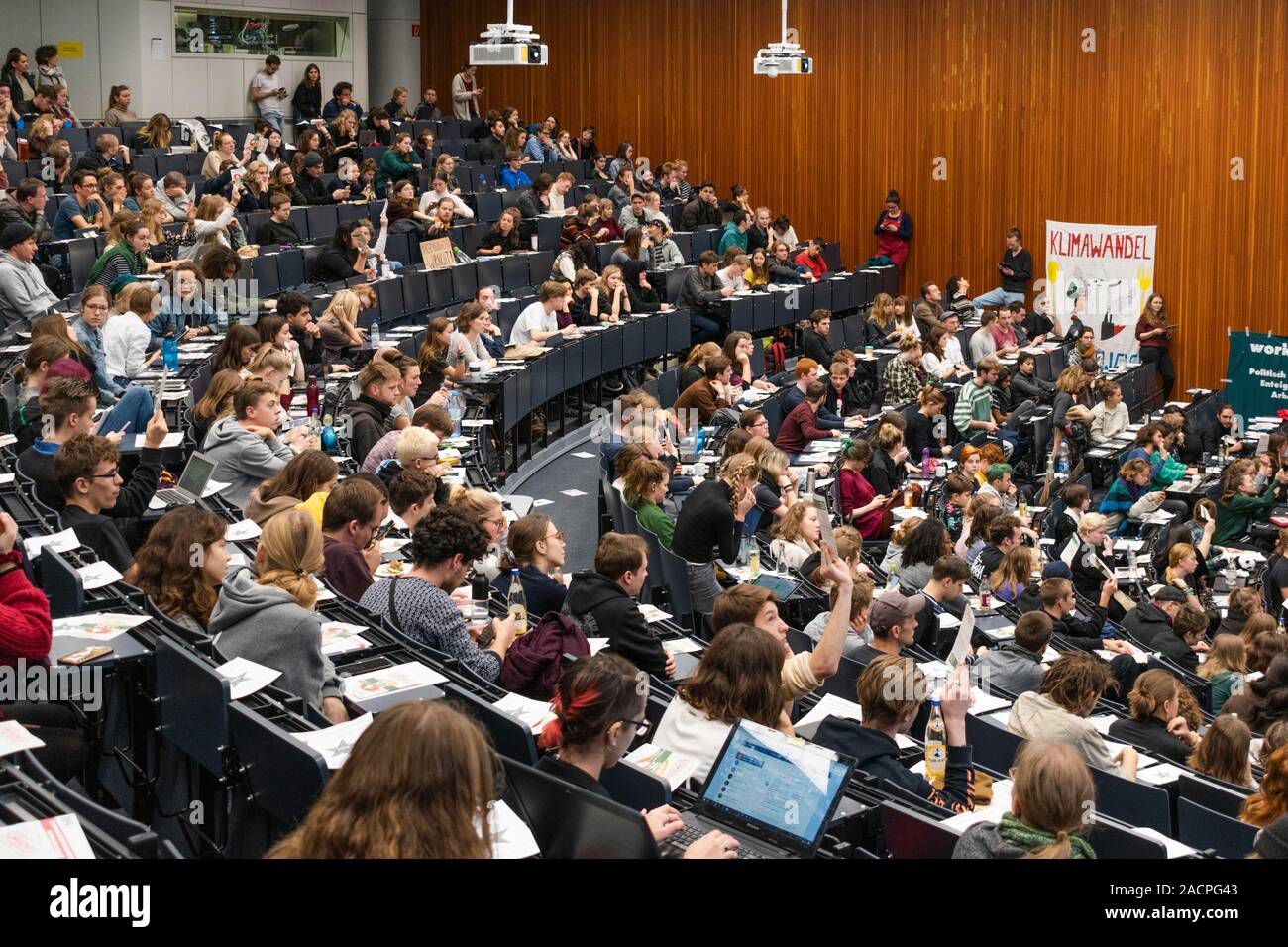 University lecture hall crowded hi-res stock photography and images - Alamy