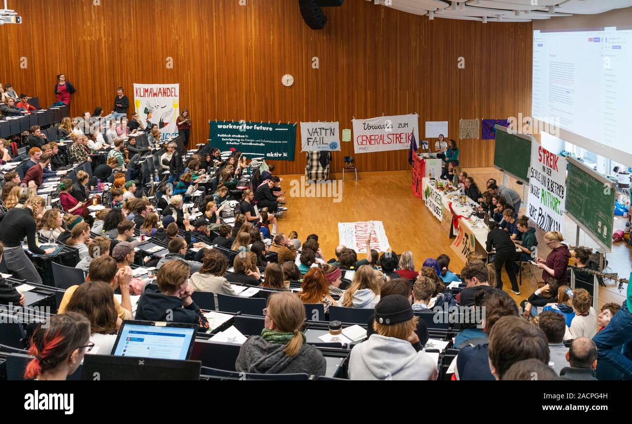 University lecture hall crowded hi-res stock photography and images - Alamy