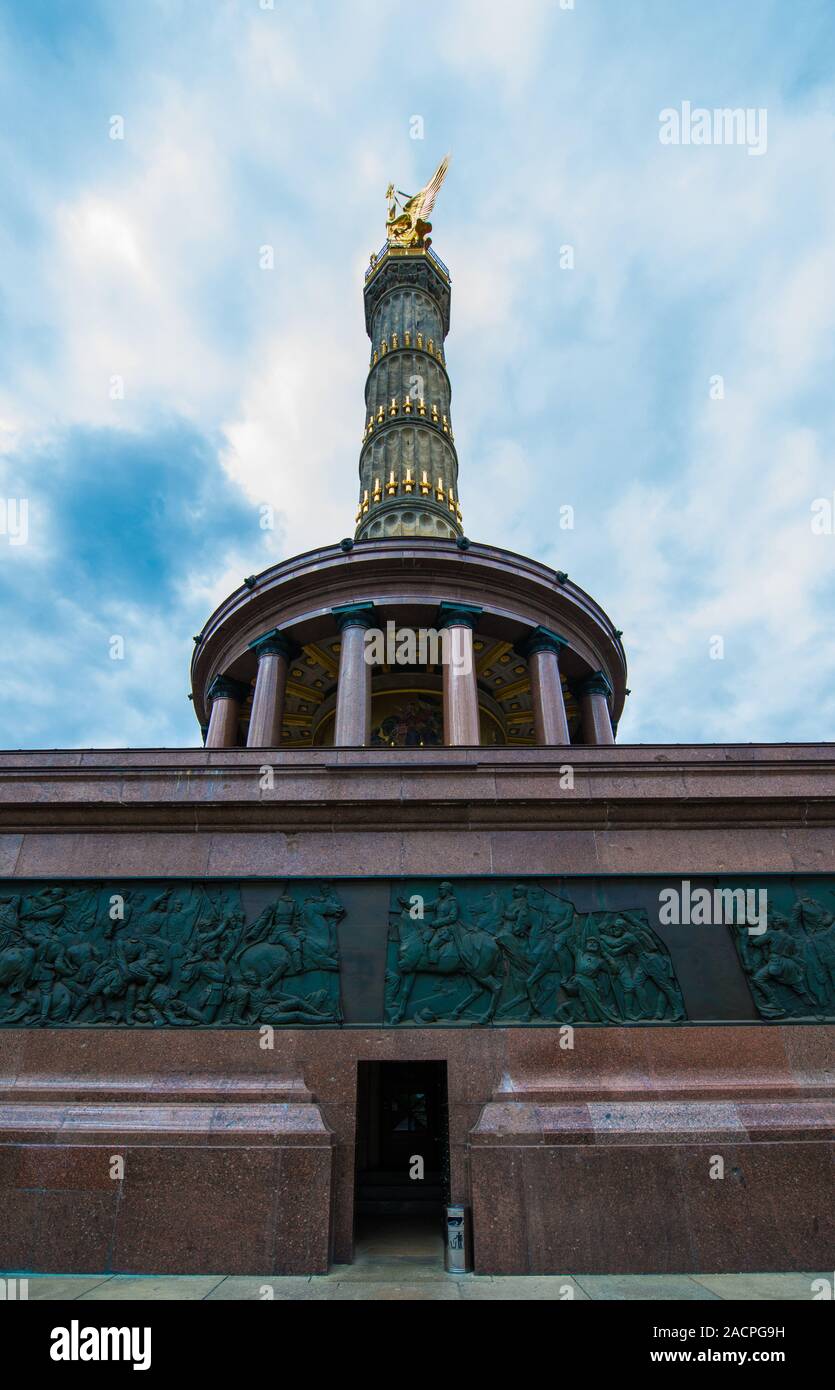 Column view from below hi-res stock photography and images - Alamy