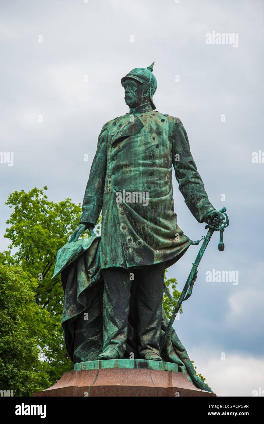 Bismark statue hi-res stock photography and images - Alamy