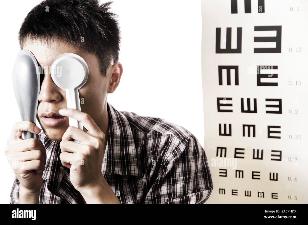 Eye test. Male patient during an eye test Stock Photo - Alamy