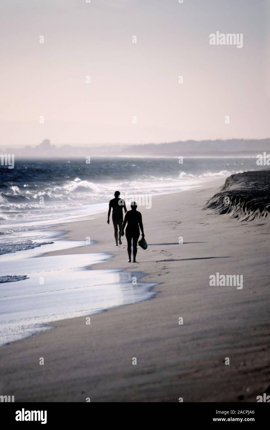 Shore two figures hi-res stock photography and images - Alamy