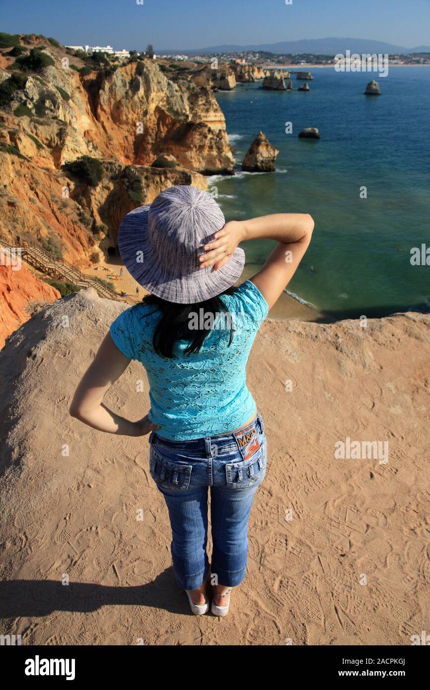 Girl watches ocean hi-res stock photography and images - Alamy