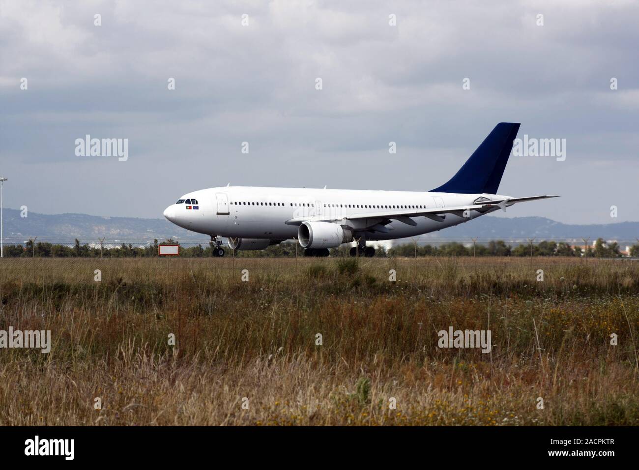 Arriving plane hi-res stock photography and images - Alamy