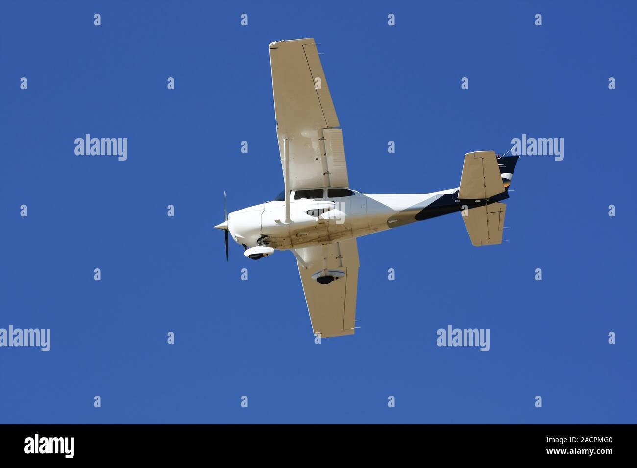 Small white plane hi-res stock photography and images - Alamy