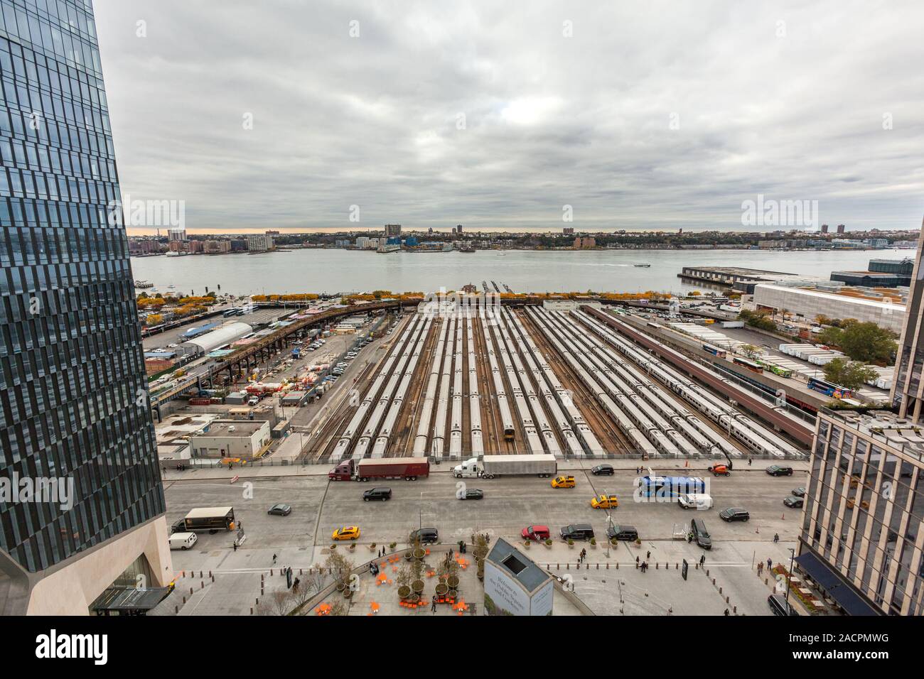 Hudson yards subway trains hi-res stock photography and images - Alamy