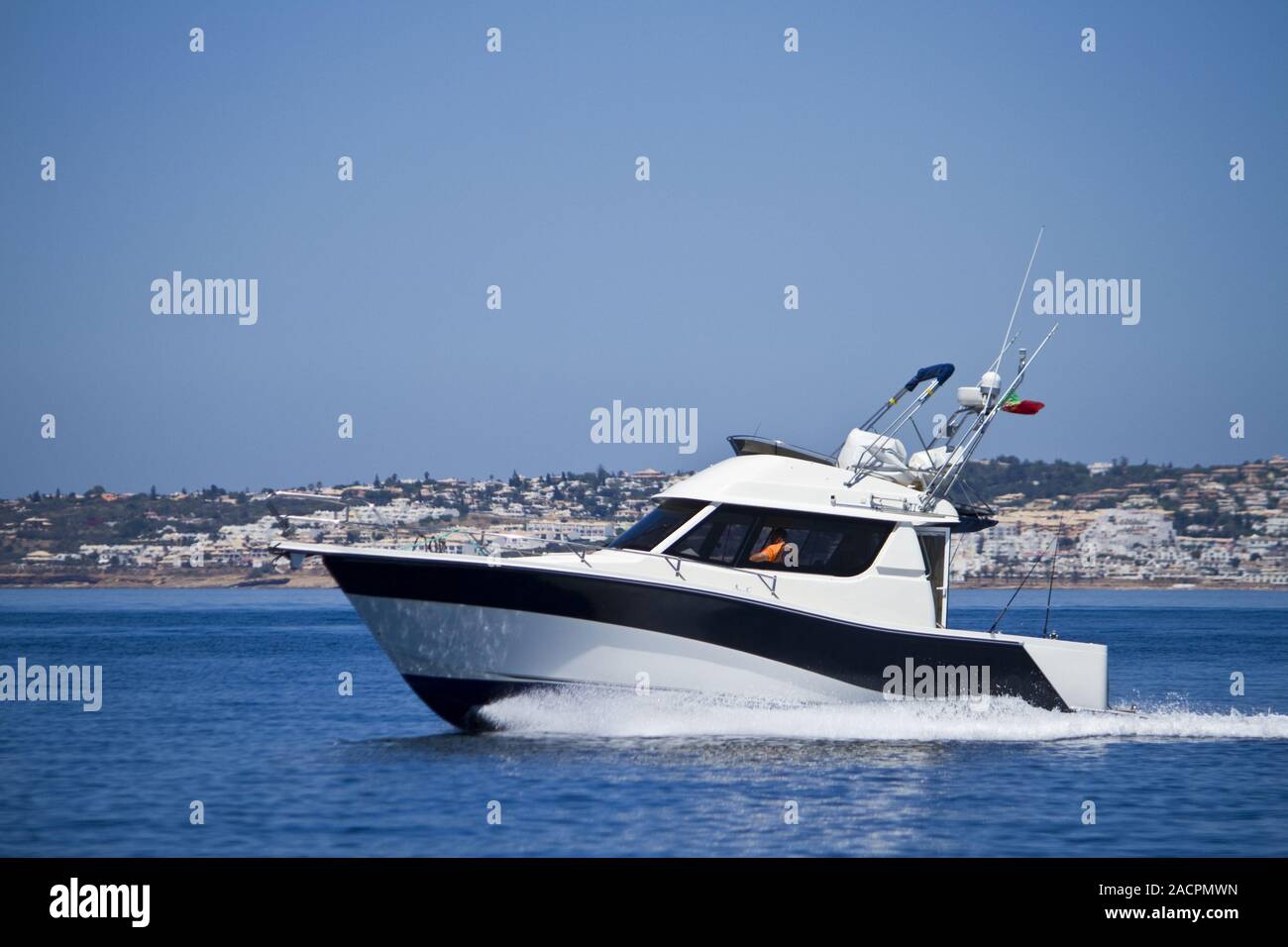 Speeding cruise boat hi-res stock photography and images - Alamy