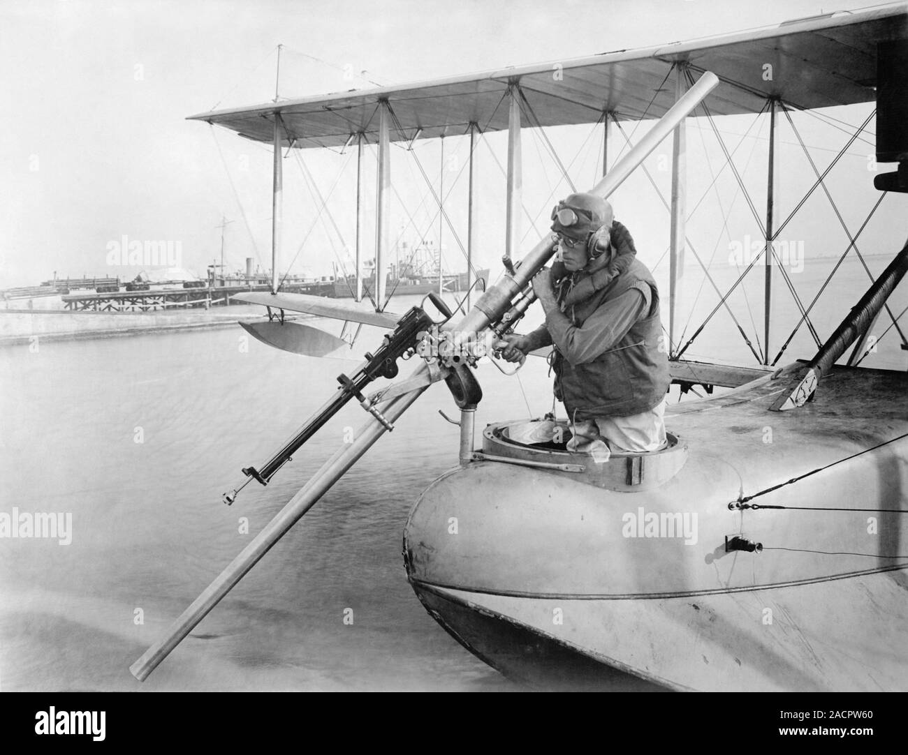 Davis anti-submarine gun. World War I-era anti-submarine gun mounted on ...