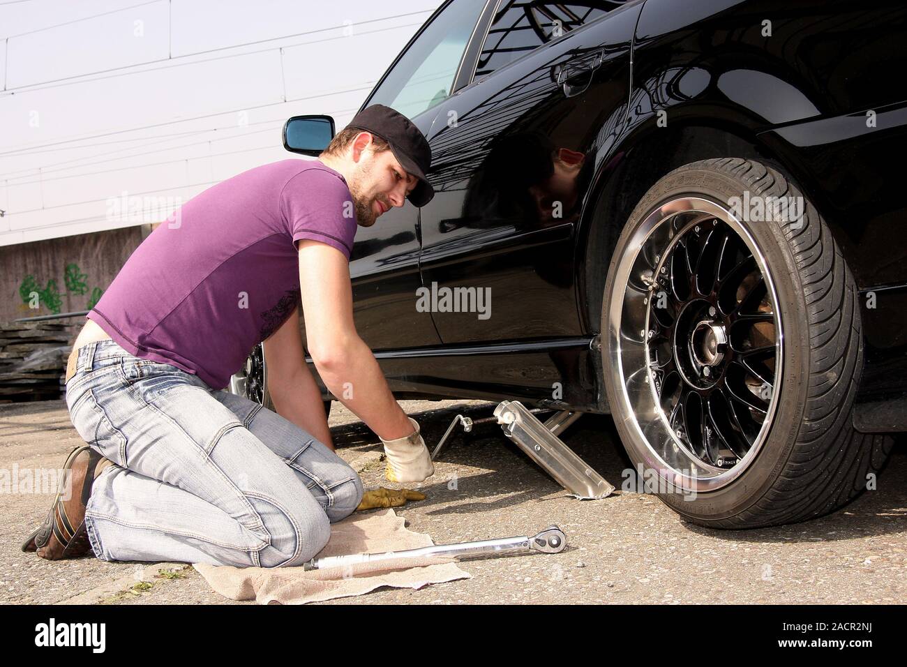 Change of tyre hi-res stock photography and images - Alamy