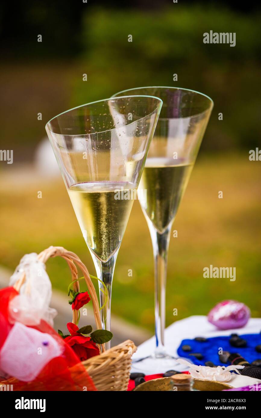 Two full champagne flutes hi-res stock photography and images - Alamy