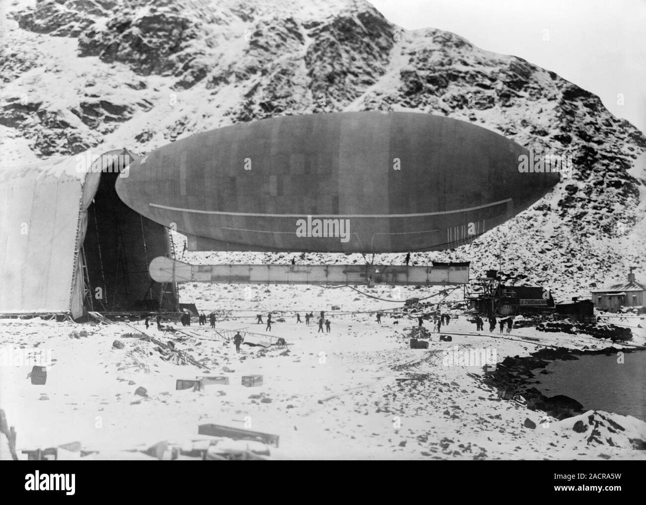 Airship 'America', Spitzbergen, circa 1906. Commissioned by US ...