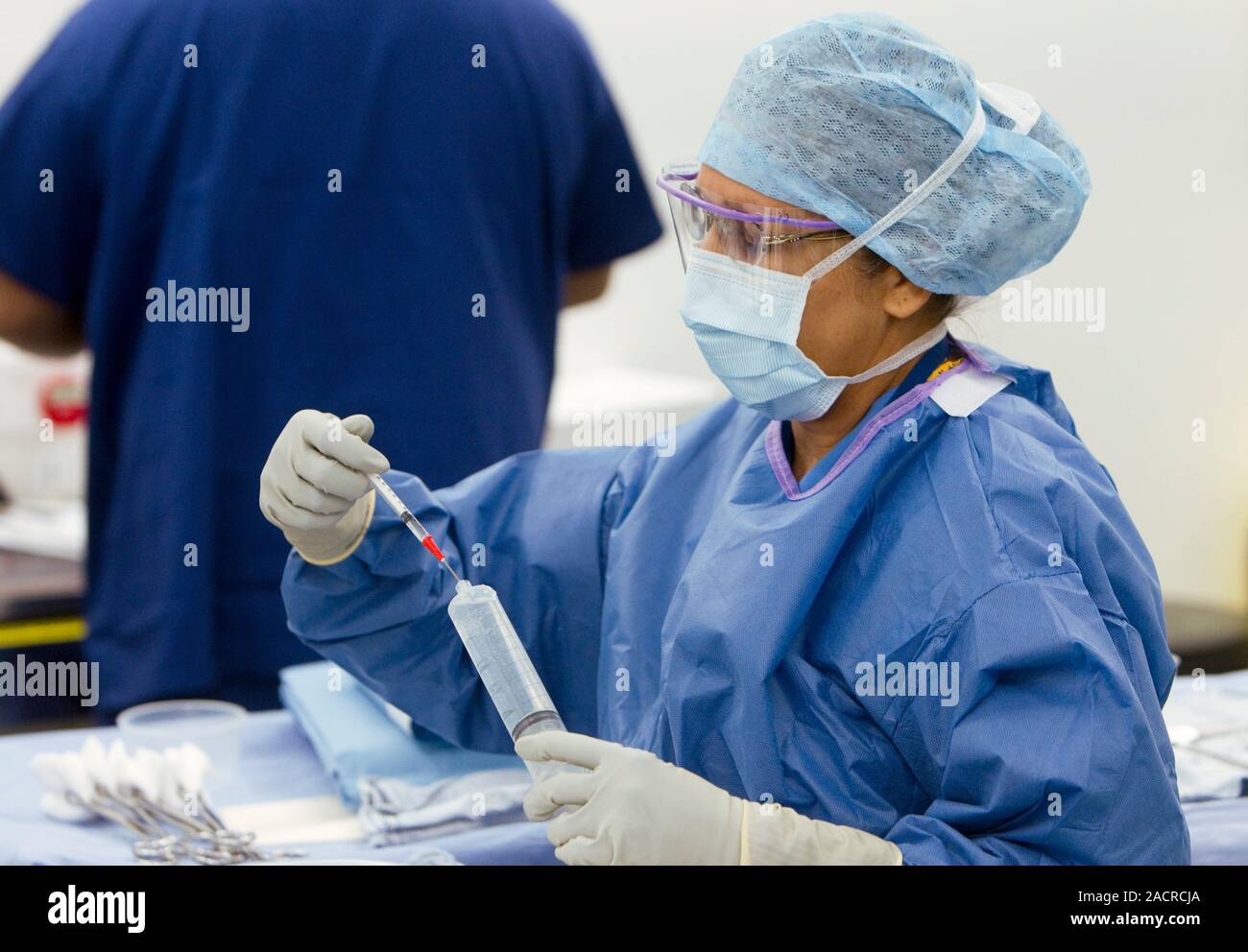 Surgeon preparing drugs for use during knee surgery Stock Photo - Alamy