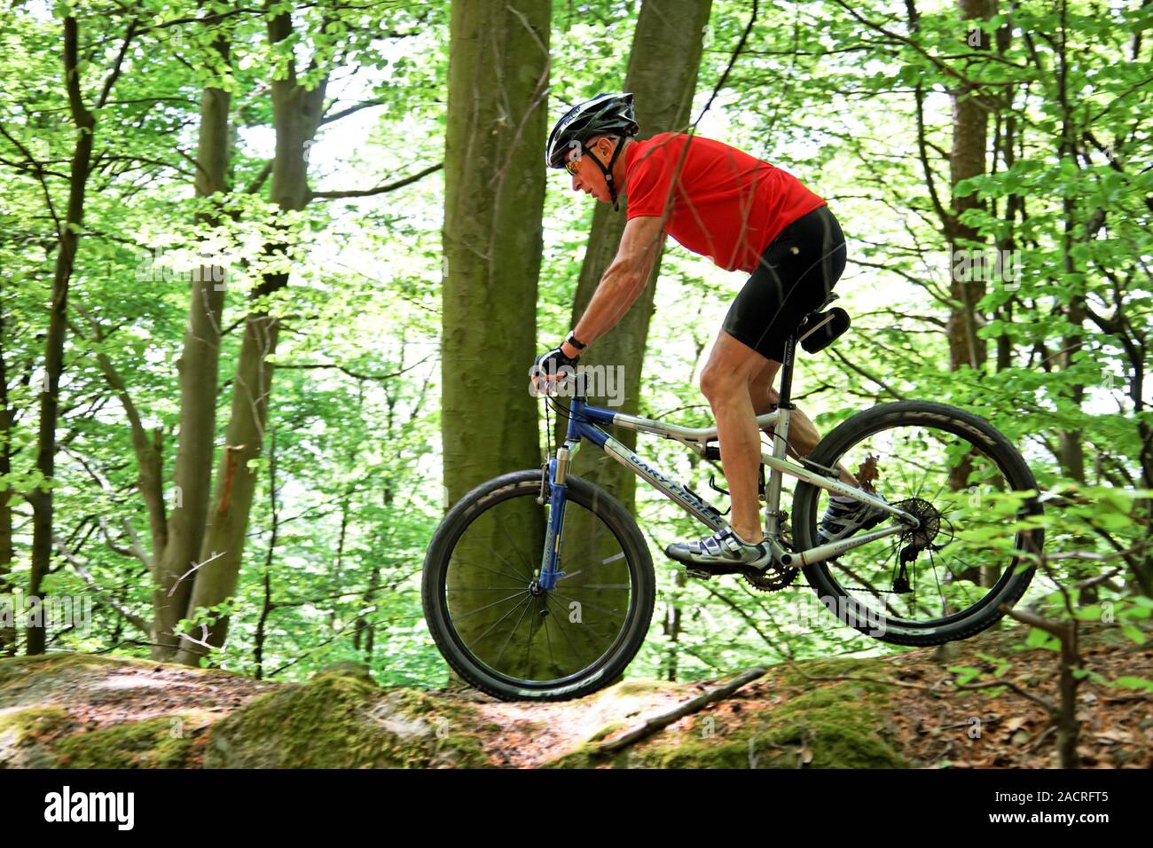 Senior mit Mountain Bike Fahrrad Stock Photo - Alamy