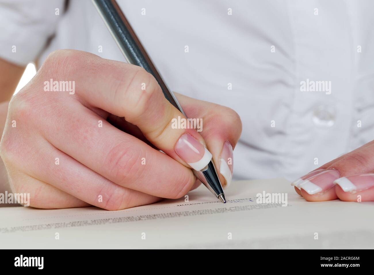 Hand with fountain pen signs contract Stock Photo - Alamy