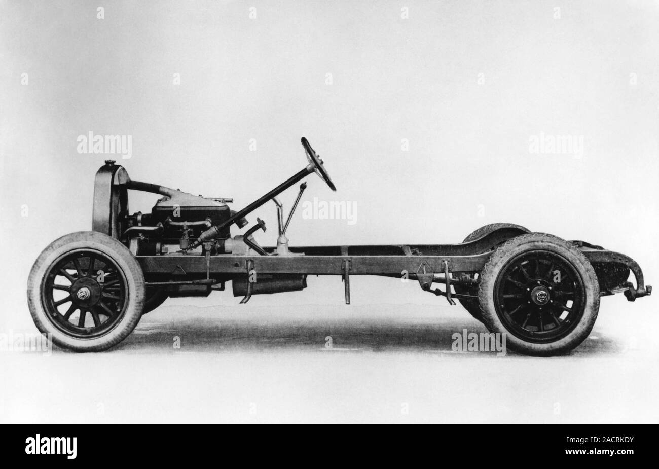 Du Pont automobile chassis. The Du Pont Motors automobile maufacturing ...