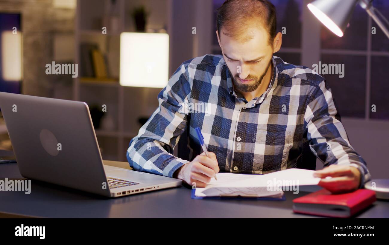 Signing a shirt hi-res stock photography and images - Alamy