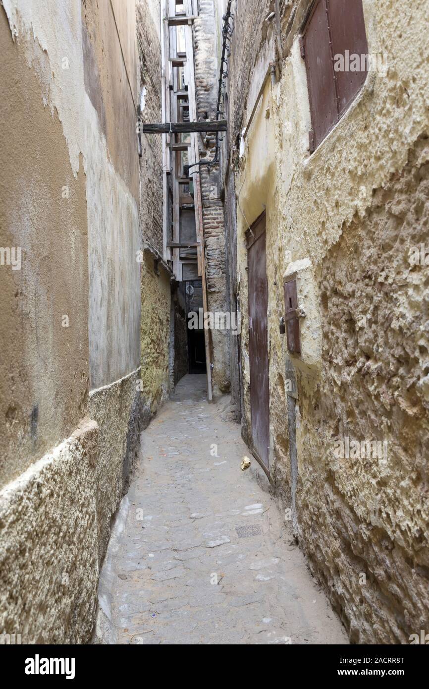 Narrow alley in the city of Fes in Morocco Stock Photo - Alamy