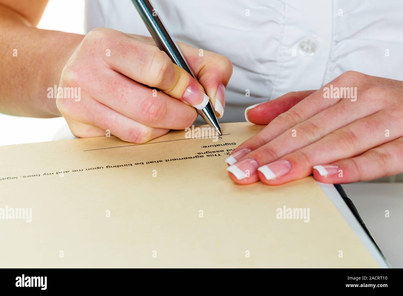 Hand with fountain pen signs contract Stock Photo - Alamy