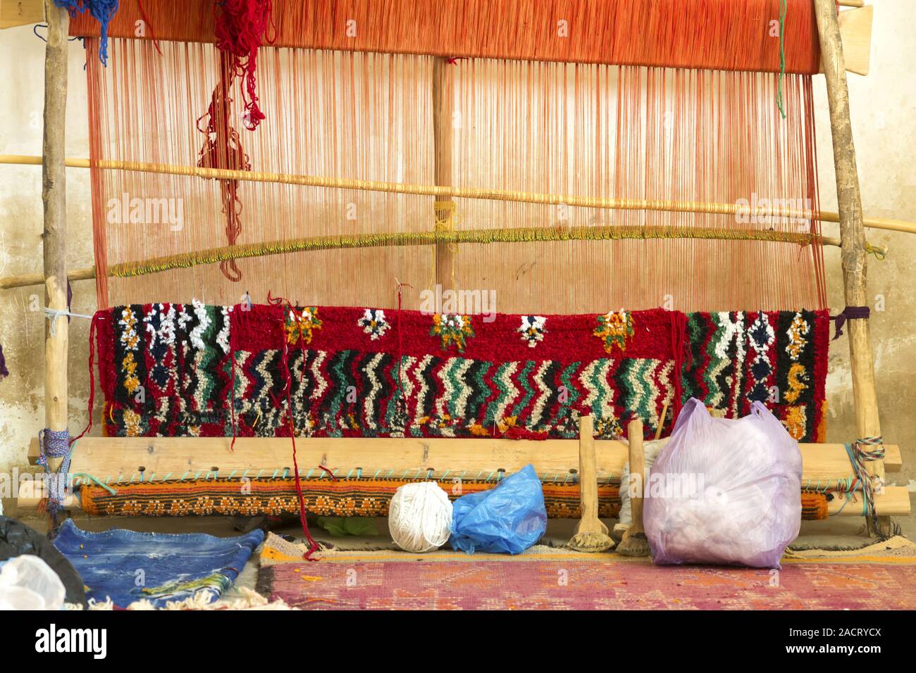 Traditional loom in Morocco Stock Photo - Alamy