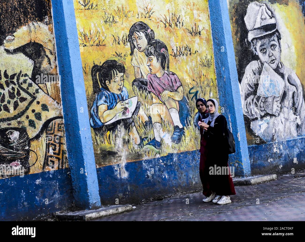 Gaza City, The Gaza Strip, Palestine. 3rd Dec, 2019. Palestinians walk ...