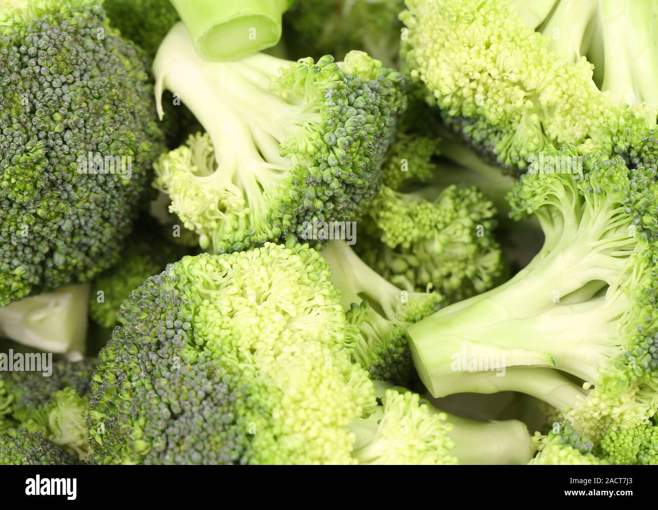 Broccoli in a pile on farm stand Stock Photo - Alamy